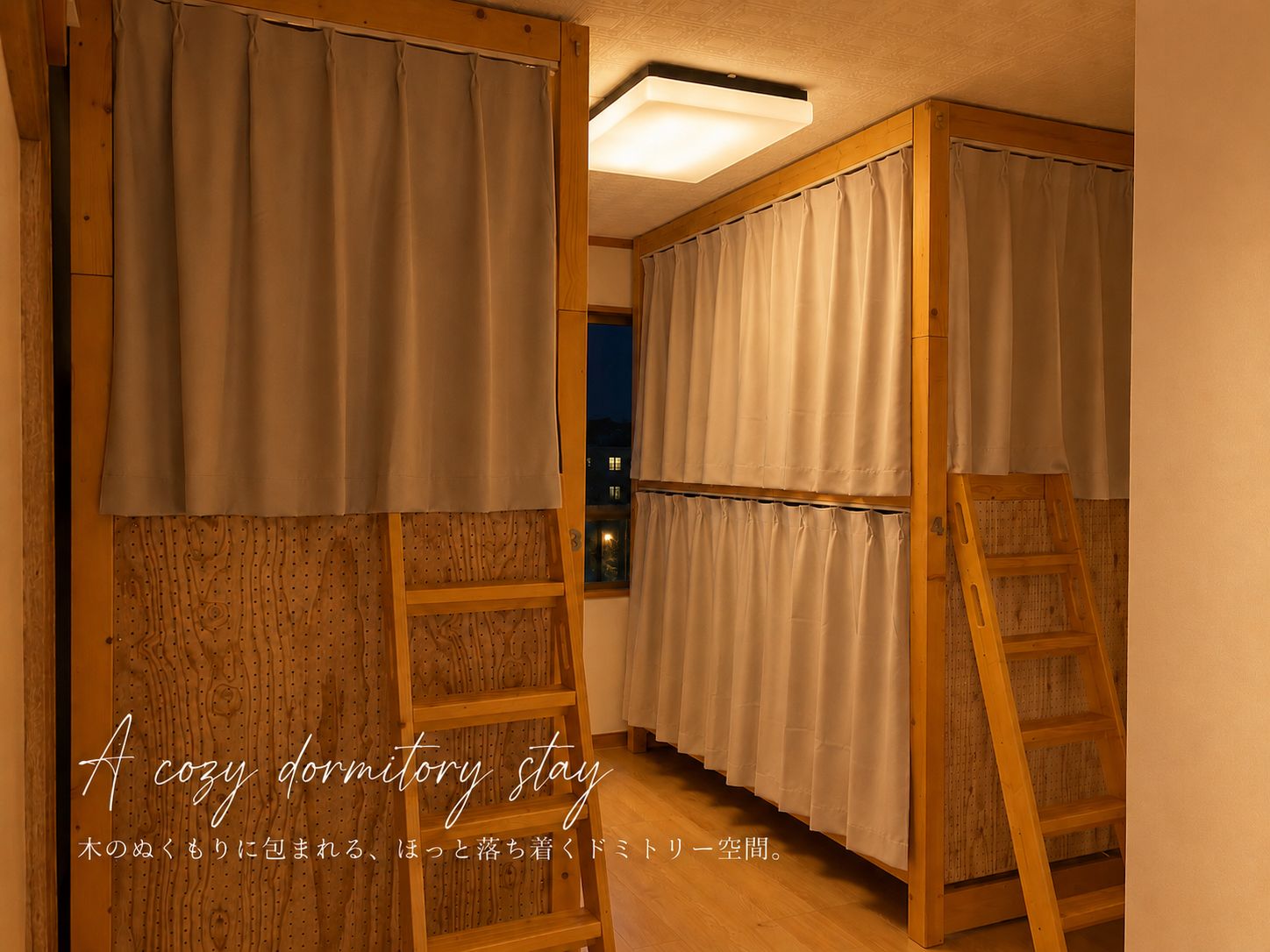 Quarto tipo dormitório com beliches de madeira, escada e cortinas.