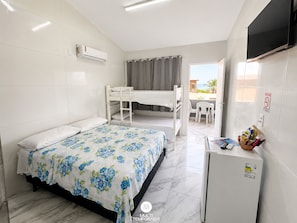 Suíte Quadrupla Superior Vista Mar - Pousada On the Beach - Aquiraz | Roupa de alta qualidade, Wi-fi grátis, com decoração personalizada 