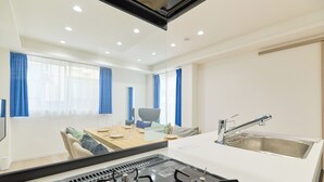 Uma cozinha moderna com fogão a gás, pia e área de refeições com mesa e cadeiras.