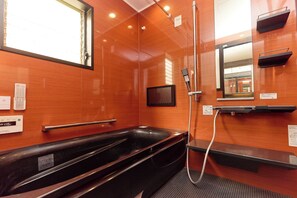 Apartamento | Casa de banho | Uma combinação polibã/banheira, artigos de higiene pessoal grátis 