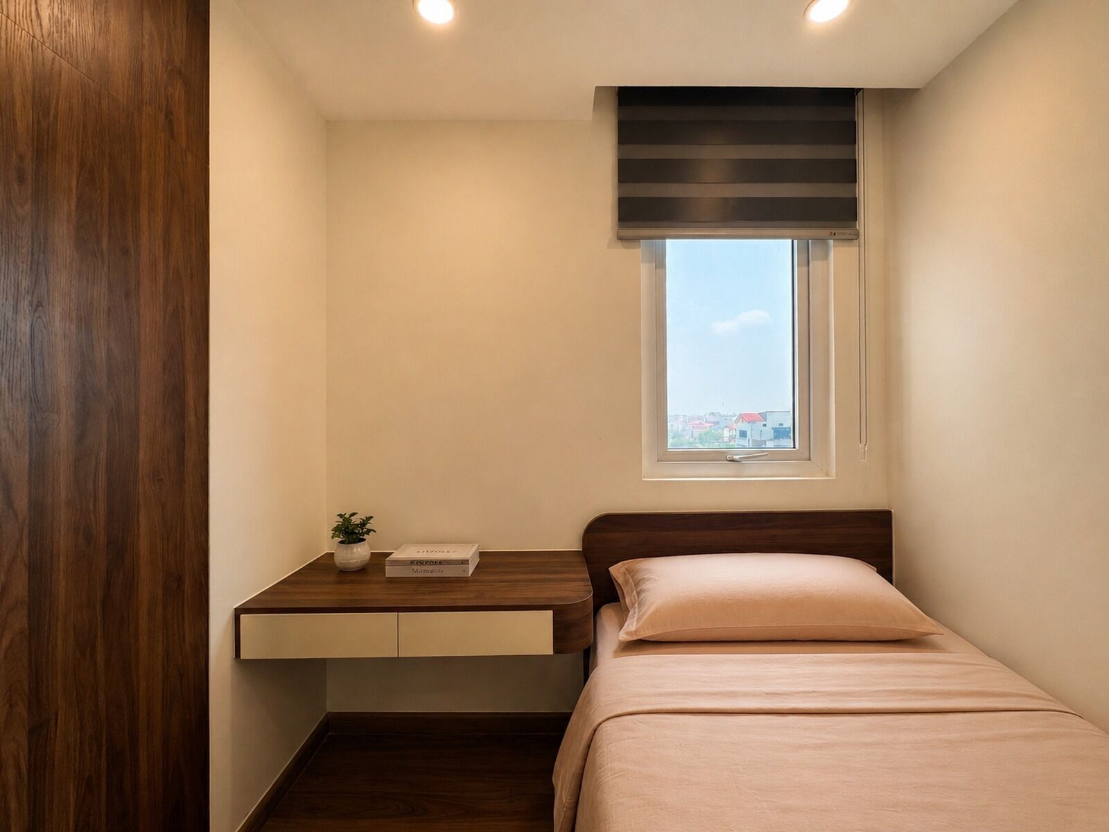 Quarto com cama, mesa de cabeceira com planta, janela com vista e luminária no teto.