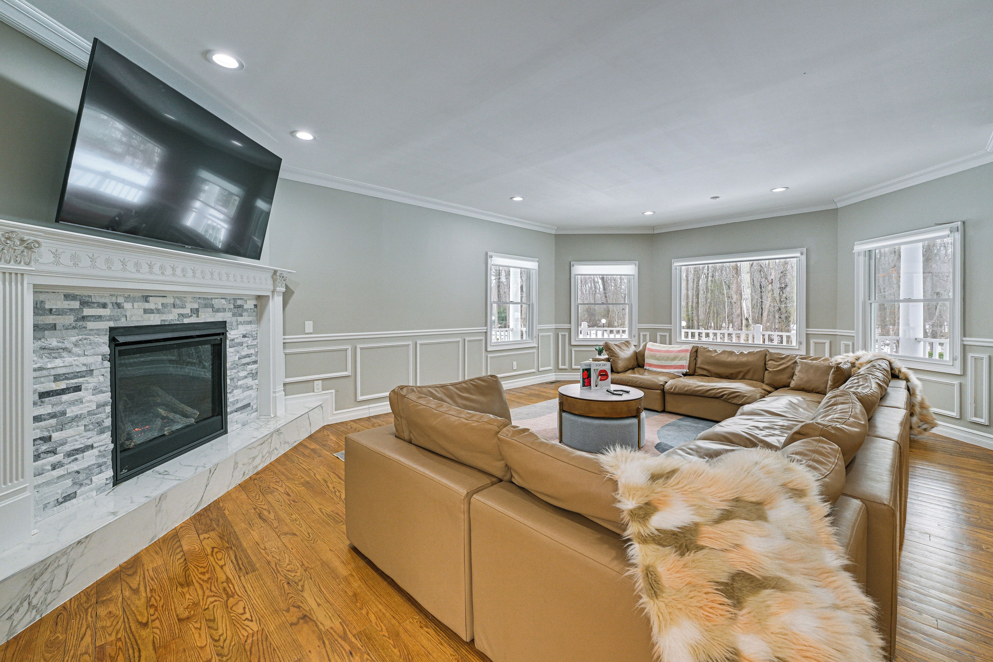 Game Room, Hot Tub! Family Getaway In Bayshore - Fire Island, NY
