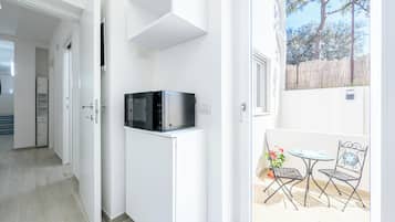 Apartamento, vista para o mar | Sala de estar | TV de ecrã plano