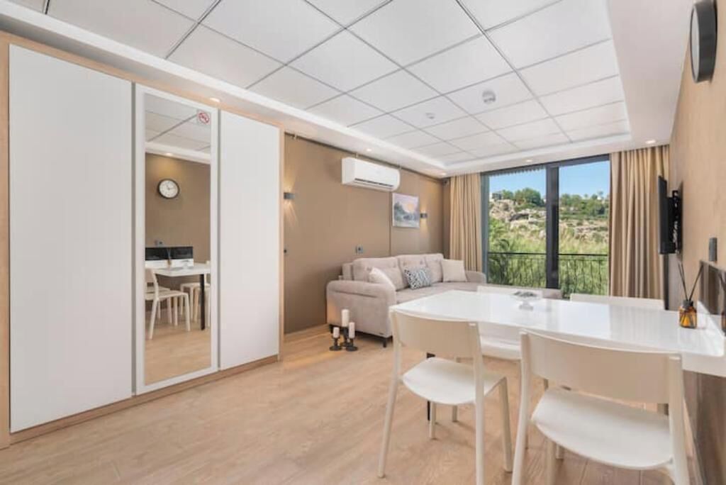 Modern & Cozy Apartment With Pool  Steps From Lara Beach - Lara Beach