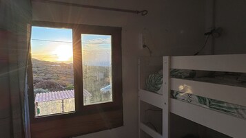 Dormitório Partilhado Básico, em dormitório misto, em frente ao mar