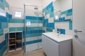 Apartamento, sacada, vista para o pátio | Banheiro | Chuveiro, produtos de toalete grátis, secador de cabelo, bidê