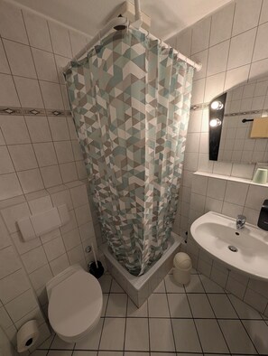Quarto solteiro básico | Banheiro | Chuveiro, secador de cabelo, toalhas de banho, sabonete