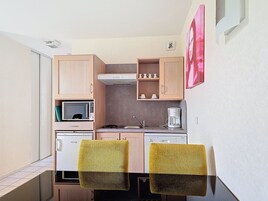 Studio Supérieur 4 personnes | Kitchenette privada | Um frigorífico, um micro-ondas, uma placa de cozinha
