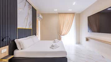 Quarto casal ou duplo standard | Cofres nos quartos, espaço de trabalho para notebook, Wi-Fi de cortesia