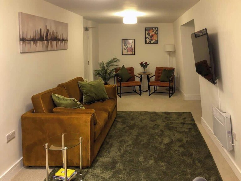 Stylish Central Penthouse: Free Parking & Wi-fi - Derby