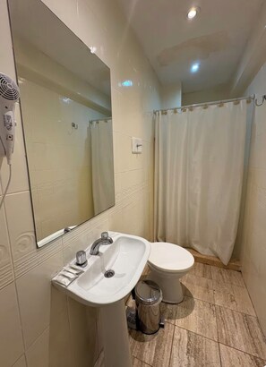 Apartamento, 3 camas individuais | Casa de banho | Um polibã, toalhas fornecidas, sabão, champô 