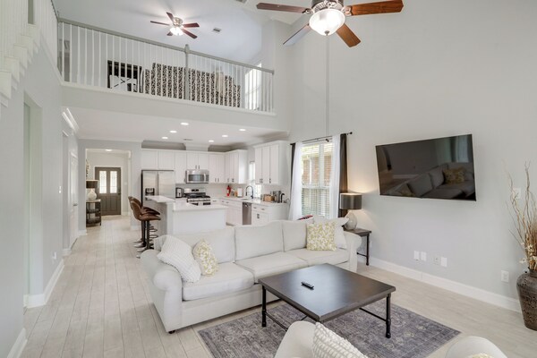 Peaceful Setting: The Woodlands Creekside Retreat - The Woodlands, TX