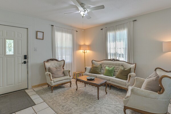 Crystal City Home: 3br/2ba Cozy, Cute & Quaint - Crystal City, TX