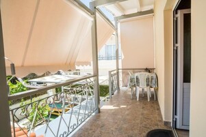 Apartamento, sacada, vista para o jardim | Opções para refeiç ão ao ar livre