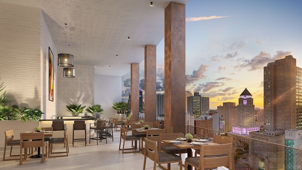Restaurante moderno com tetos altos, vigas aparentes e vista para o horizonte da cidade.
