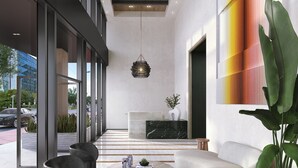 Um interior moderno com um sofá, mesa de centro e plantas em vasos.