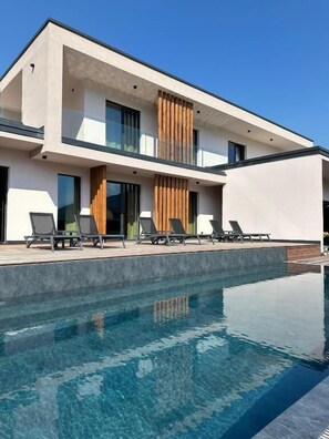 Piscina exterior sazonal 
