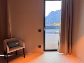 Quarto casal luxo, sacada, vista para a montanha | Parte interna