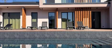 Quarto casal luxo, sacada, vista para a montanha | Piscina