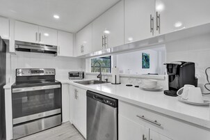 Quarto luxo, 1 cama Queen, para não fumantes, banheiro privativo | Cozinha privada