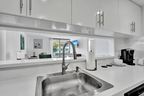 Quarto Deluxe, 1 cama queen-size, não fumadores, casa de banho privativa | Cozinha privada | Um micro-ondas, um forno, uma placa de cozinha, uma cafeteira/bule 