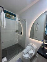 Apartamento | Casa de banho | Um secador de cabelo, toalhas fornecidas, sabão, champô