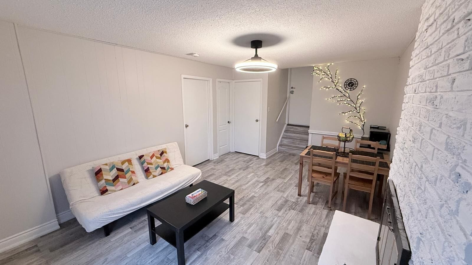 Clean Retreat Suite - Sleeps 4 (Queen Bed+futon) Near Brampton Innovation Go Stn - 브램턴