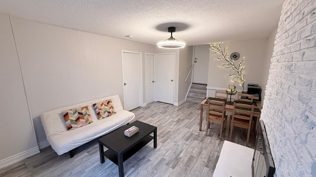 Clean Retreat Suite - Sleeps 4 (Queen Bed+futon) Near Brampton Innovation Go Stn - 브램턴