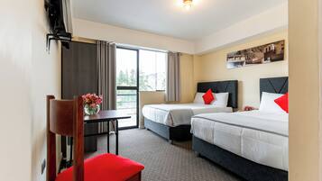 Quarto duplo, sacada, vista para a cidade