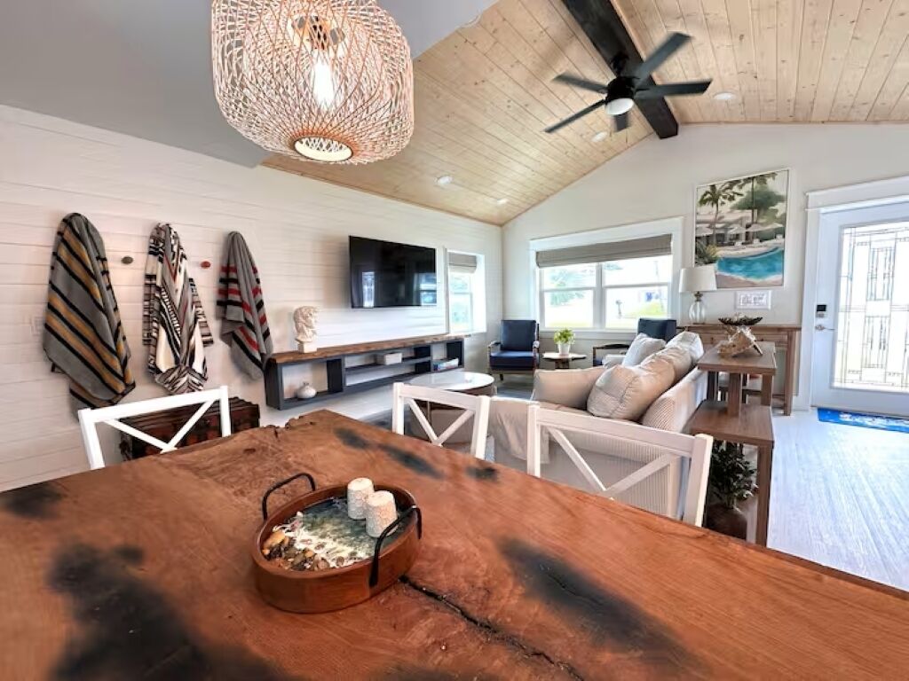 Poolside Paradise: Relax And Explore The Coast! - Stuart, FL