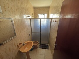 Quarto solteiro básico | Banheiro | Chuveiro, sabonete, papel higiênico 