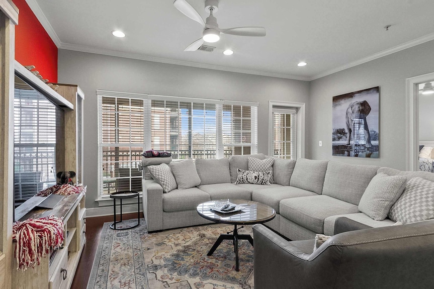 Jj's Happy Houndstooth | Walk To Campus & Gameday Venues - Bryant-Denny Stadium - Tuscaloosa