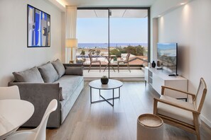 Apartamento Design, 1 quarto, varanda, vista para o mar | Sala de estar | Smart TV 