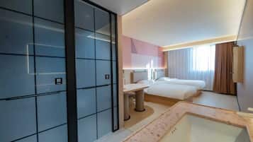 Quarto Triplo Básico, vista para o pátio | Spa