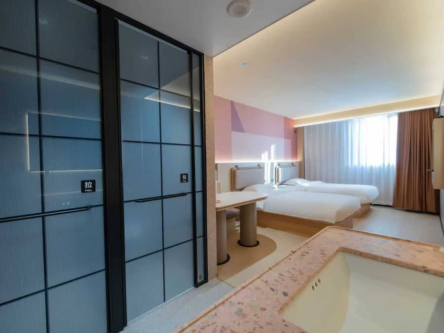Quarto Triplo Básico, vista para o pátio | Spa