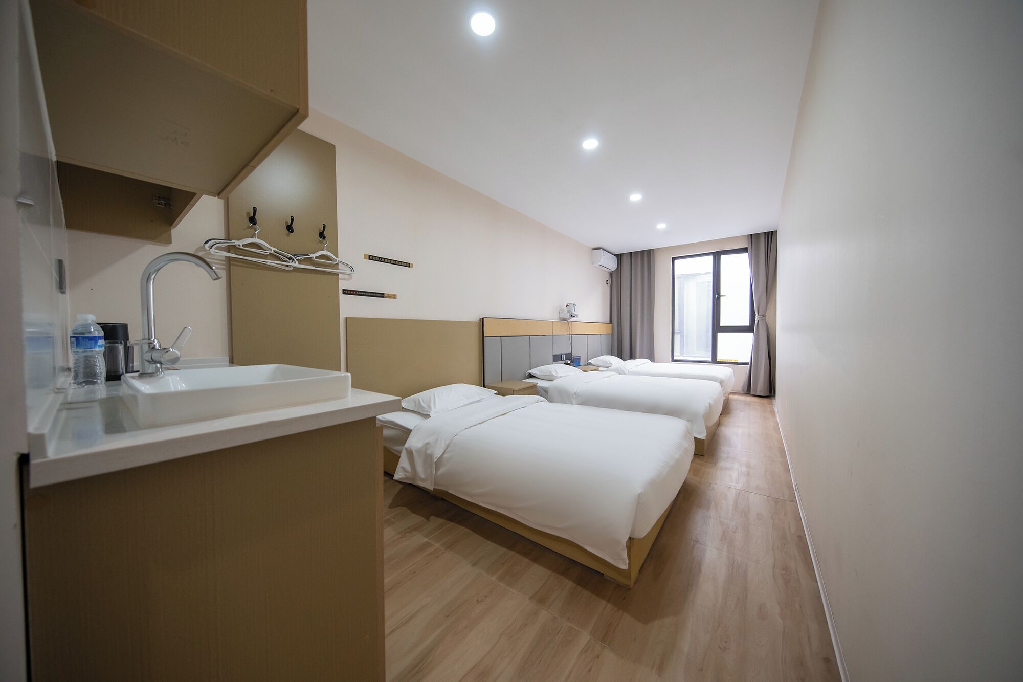 Quarto Triplo Económico, vista para o pátio