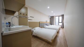 Quarto Triplo Económico, vista para o pátio