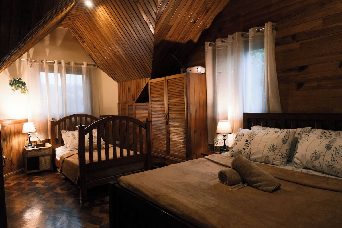 Quarto Triplo Comfort | Ferro/tábua de engomar, Wi-fi grátis