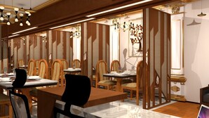 Restaurante com mobiliário de madeira, um candelabro e uma parede decorativa.