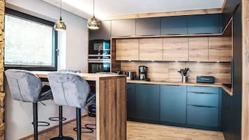 Chalé Superior, vista para a montanha | Cozinha privada | Uma torradeira, uma cadeira de bebé