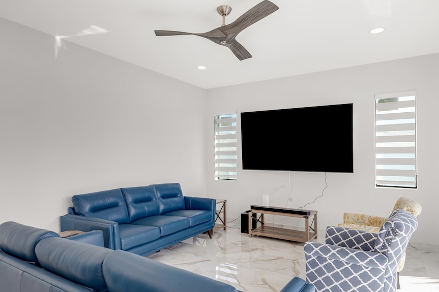 Modern Canal-front Home With A Rooftop Deck, Open-concept Interior, Ac, & W/d - Marathon, FL