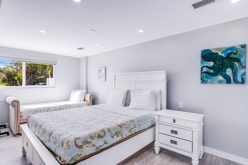Renovated Waterfront Bungalow With Private Dock, Lanai & Cabana Club/pool Access - Marathon, FL