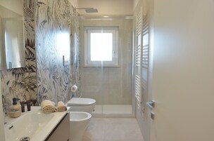 Apartamento, 1 quarto, terraço | Casa de banho | Um secador de cabelo, toalhas fornecidas, sabão, champô 