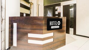 Uma receção com o letreiro 'HOTEL' e 'Despesas da Empresa'.