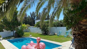 Uma piscina com um flutuador de flamingo rosa.