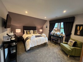 Quarto casal luxo, vista para o jardim | Escrivaninha, ferros/tábuas de passar roupa, Wi-Fi de cortesia