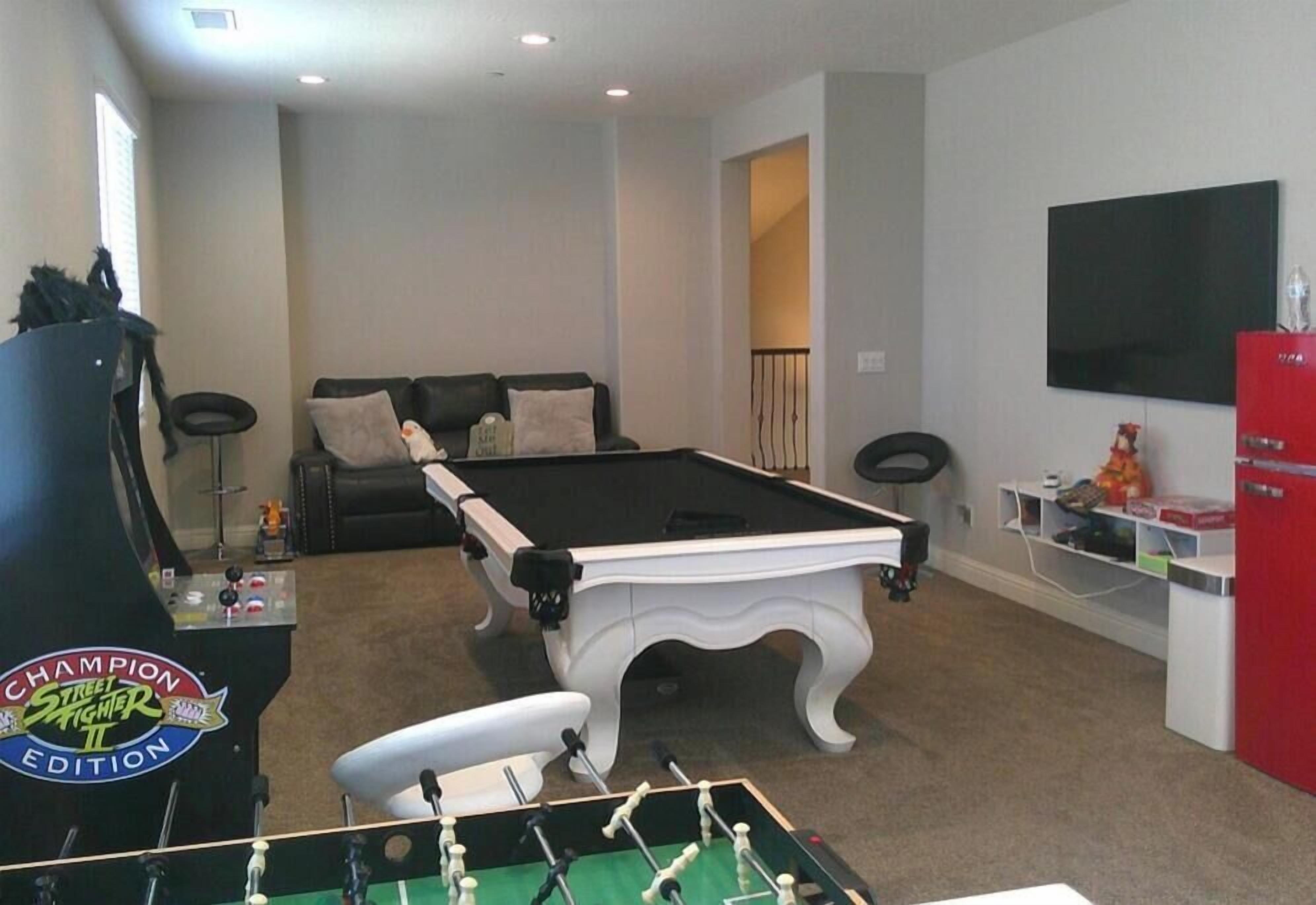 Spacious 4-bedroom House In Peaceful Visalia With Ac, Pool, Spa, Full Game Room - Visalia, CA