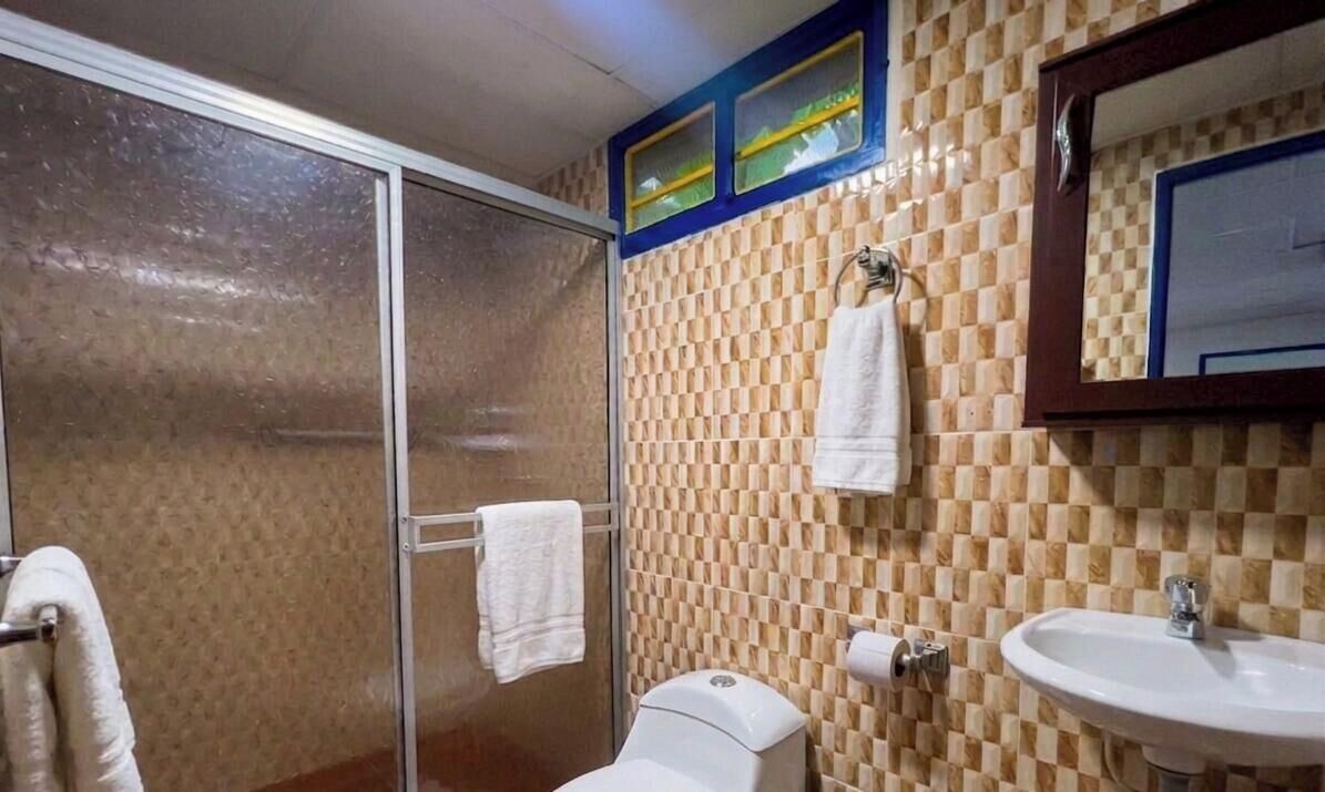 Quarto quádruplo | Banheiro | Chuveiro, toalhas de banho, sabonete, shampoo