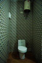 Quarto Duplo Deluxe | Casa de banho | Um polibã, um chuveiro fixo, chinelos, um bidé 