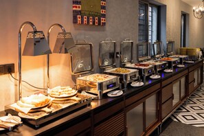 Pequeno-almoço preparado no momento diário mediante uma taxa 